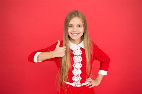 어린 시절의 행복 가족과 사랑 어린이 날 좋은 육아 육아 어린 소녀 아이 학교 교육 빨간 배경에 행복한 어린 소녀 자유롭고 행복한 느낌 8 9 살에 대한 스톡 사진 및 기타