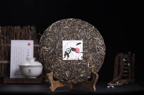 “小青树”有机普洱生茶原料产于滇红集团小青树有机茶叶基地，严格按照有机产品标准生产、加工，结合普洱茶传统工艺精制而成，并通过中国有机产品认证。