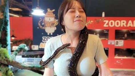 어딜 만지는 거야 Youtube