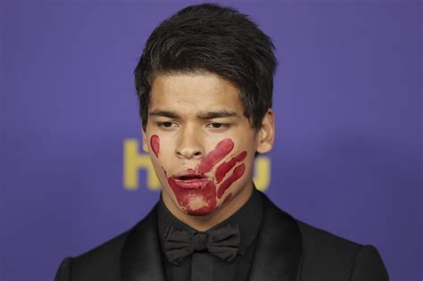 Актьор отправи послание с кървав отпечатък на наградите „Еми“ Площад Славейков