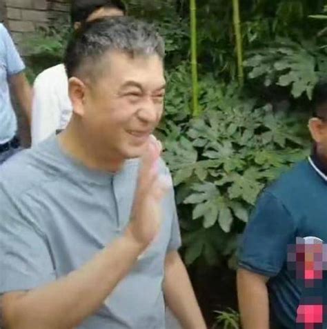 49岁张嘉译近照曝光惹人心疼，头发花白特显老，走路要人扶视频闫妮作品