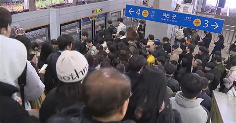 일찍부터 퇴근길 준비 폭설 내린 뒤 지하철 상황