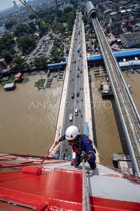 Pengecatan Jembatan Ampera Palembang Antara Foto