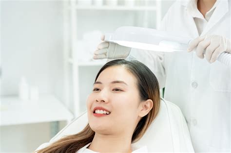 아시아 여성의 모발 재확인 모발 손상 탈모 가늘어지는 문제 비타민 결핍 대머리 산후 비오틴 아연 월경 또는 내분비 장애 호르몬