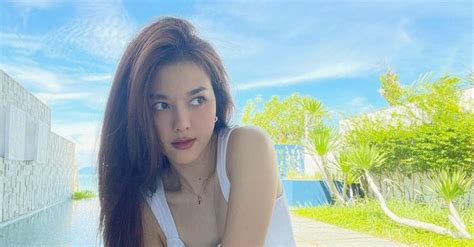 รวมรูปภาพของ รู้จัก กุ๊กกิ๊ก มรกต แฟน แบงค์ แคลช สวย หุ่นดี มีดีกรี
