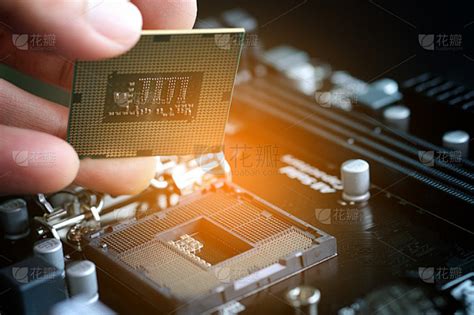 计算机工程之手将计算机cpu处理器内存更换部件纳入插座处理器进行维护。技术与发展理念