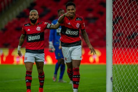 Flamengo recebe proposta por atacante e deve avançar as negociações