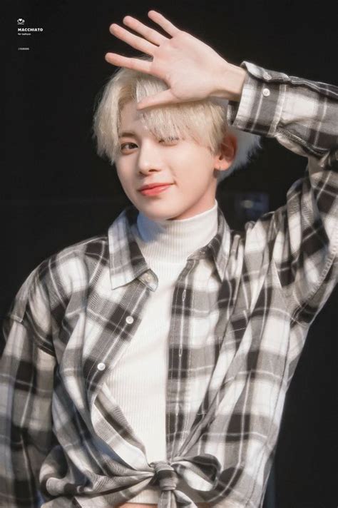 Pin Oleh ᴀʟɪᴇɴ ᴀᴢᴜᴄᴀʀᴀᴅᴀ ღ Di Taehyun Txt Selebriti Foto Selebriti