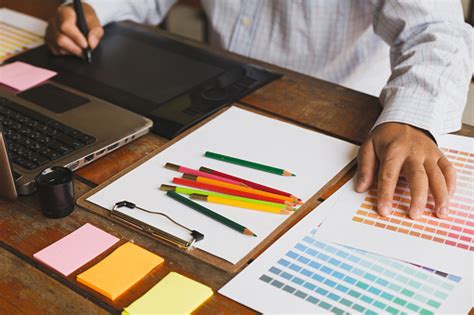 디지털 태블릿 컴퓨터 남자 색상 견본 카탈로그 샘플 선택창의력 편집기 아이디어 디자이너 개념에 대 한 작업을 사용 하 여 프리랜서 그래픽 디자이너 Cmyk에 대한 스톡 사진