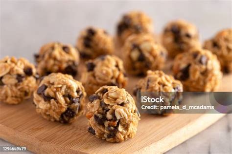 꿀로 단맛을 내린 미니 초콜릿 칩이 있는 땅콩 버터와 오트밀 에너지 볼 요리법에 대한 스톡 사진 및 기타 이미지 요리법 오븐에 굽기 오트밀 Istock