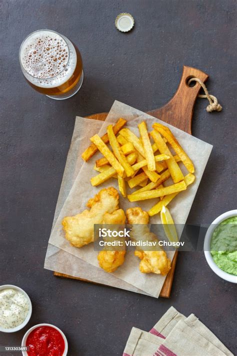 어두운 배경에 피시 앤 칩스 영국 패스트 푸드 조리법 맥주에 간식 영국 요리 감자 요리에 대한 스톡 사진 및 기타 이미지