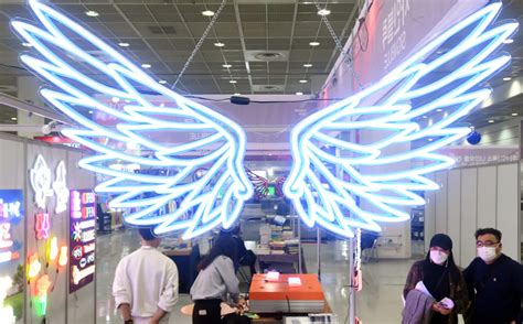 대형 프린터로 인쇄한 실물 같은 인화지 전자신문