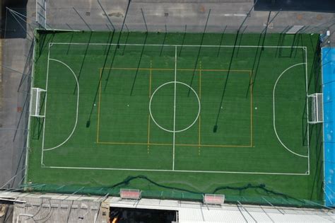 집 사이의 축구장 공중 드론 프리미엄 사진