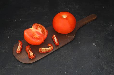 붉은 태양은 검은 배경에 햇빛과 토마토를 건조 맛있는 작은 슬라이스 토마토와 올리브 오일 0명에 대한 스톡 사진 및 기타 이미지