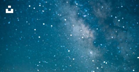 별이 빛나는 하늘 앞에서 차에 앉아있는 남자 사진 Unsplash의 무료 밤하늘 이미지