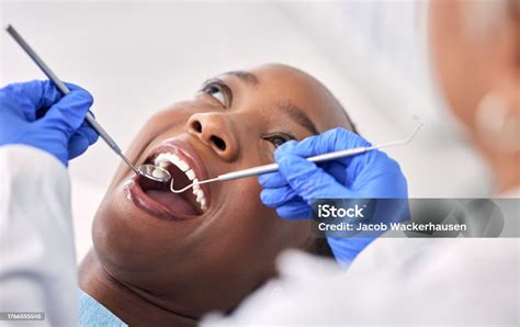치과 의사 환자 여성 클리닉에서 상담 및 구강 건강 및 진료 도구를 확인 합니다 구강 위생 건강 관리 및 수술 굴삭기를 사용한