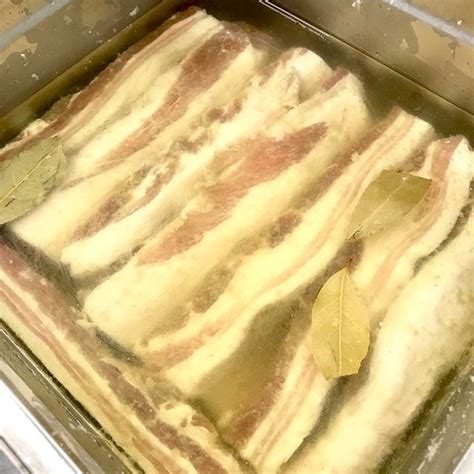 豚ばら肉のコンフィ 作成中 低温のオーブンで2〜3時間💦 豚ばらコンフィ低温調理肉スチコン便利 スティルブラン