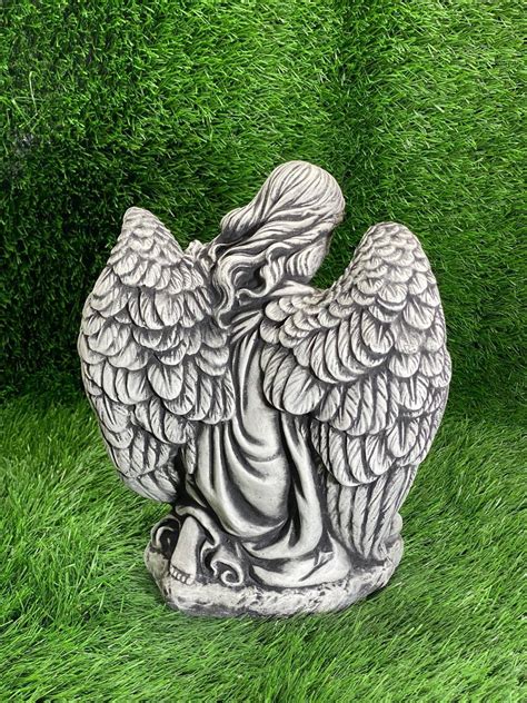 Садова фігура Ангел з крилами сірого кольору садово паркова статуетка дівчинки з крилами на