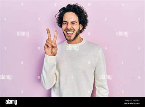 Hübscher Hispanischer Mann Mit Lässigem Weißen Pullover Lächelnd Und