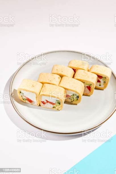 치킨 파프리카 오이 외부 의 토르티야를 곁들인 멕시코 마키 롤 컬러 배경에 대체 초밥 롤 초밥 메뉴 컨셉 마키 초밥 최소한의 닭