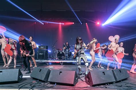 nakedHeart beim Frequency Festival Nackte Fans stehen mit The Last Internationale auf der Bühne
