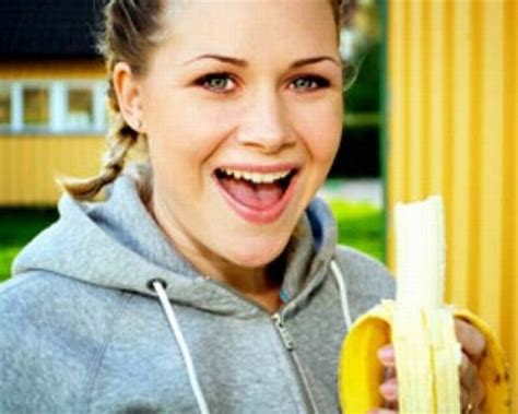 Girls Eating Bananas 18 Pics