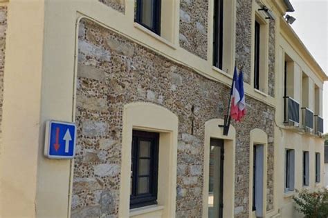 Seine et Marne ivres ils brûlent les drapeaux de cette mairie