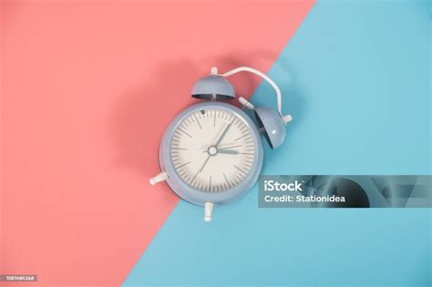 화려한 배경 복사 공간에 시계 평평 하다 현대적이 고 최소한의 스타일입니다 개념에 대한 스톡 사진 및 기타 이미지 개념 개념과 주제 다중 색상 Istock