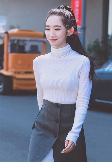 孟美岐越發美了，白色針織連衣裙疊穿開叉短裙，配高馬尾利落大氣 每日頭條