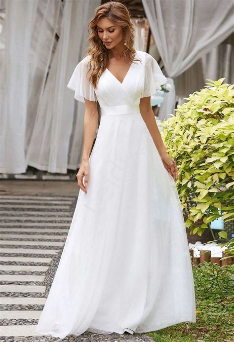 Elegancka sukienka ślubna o wyszczuplającym kroju