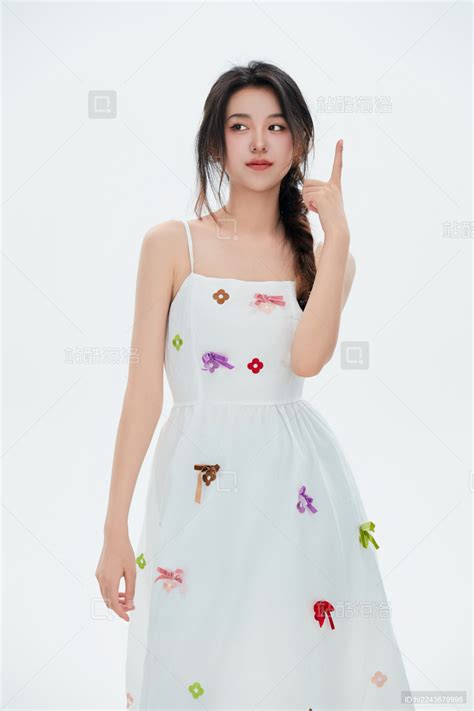 白色背景里的中国女性大学生站酷海洛正版图片视频字体音乐素材交易平台站酷旗下品牌