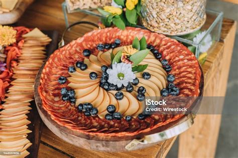 장식 접시에 소시지와 치즈가있는 테이블 배열의 근접 촬영 고기에 대한 스톡 사진 및 기타 이미지 고기 고명 그릇 Istock