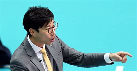 사진 지시 내리는 Ok저축은행 김세진 감독