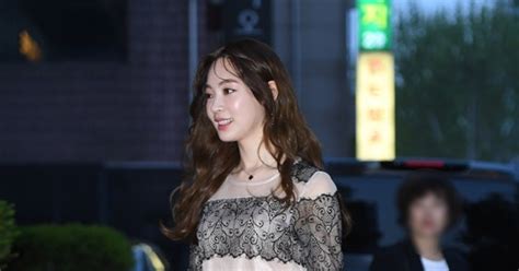 포토 양정원 지나가는 행인 시선 사로잡는 미모