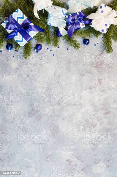 크리스마스 배경입니다 선물 상자와 전나무 가지와 푸른 색으로 장식 개체 그룹에 대한 스톡 사진 및 기타 이미지 개체 그룹 겨울 계절 Istock