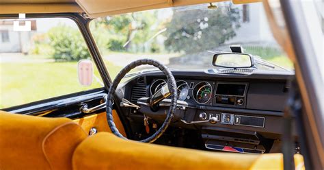 스티어링 휠과 대시 보드가있는 자동차 내부 사진 Unsplash의 무료 이탈리아 이미지