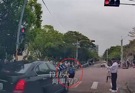 驚險影片曝！新竹轎車「不甩學校指揮」硬闖紅燈 國小前險撞飛男童