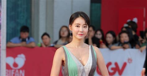 김화연 롱 드레스 살짝 잡고 Bifan