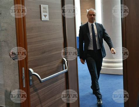 Правителството превръща България в огромен бежански лагер смята Костадин Костадинов Утро