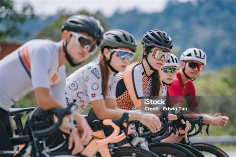 멋진 태도로 연속으로 아시아계 중국인 사이클리스트의 초상화 스포츠팀에 대한 스톡 사진 및 기타 이미지 스포츠팀 활력 Cycling Team Istock