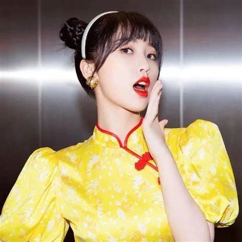 “小作精”虞书欣，穿旗袍配丸子头，优雅不失少女感 改良