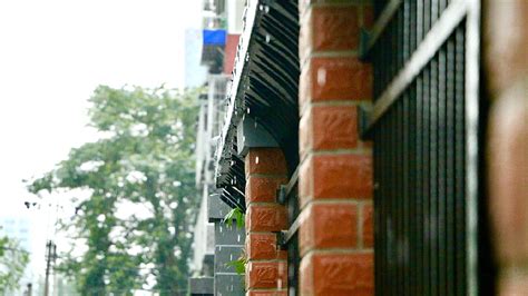 雨天最美，不过是与你躲过雨的屋檐行走的口袋 站酷zcool
