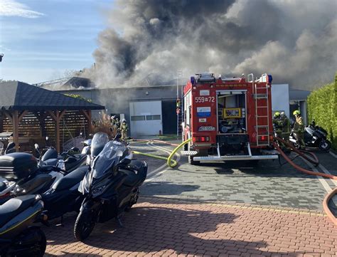 Duży pożar hali magazynowej ze skuterami w powiecie otwockim