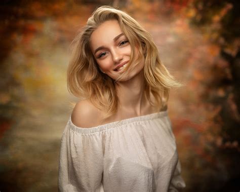 zdjęcie Blondynka Ciemny blond Uśmiech rozmazane tło Dziewczyny