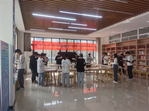 图书馆“金秋书香，阅读新征程”——图书精品书展活动成功举办 江苏信息职业技术学院图书馆