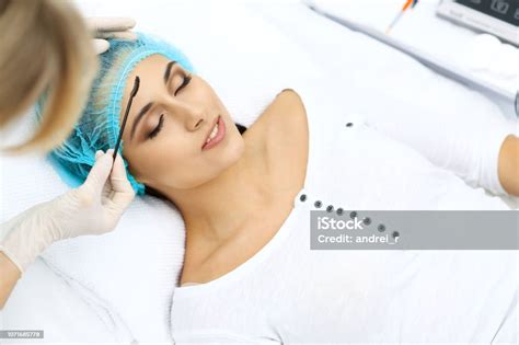 전문 미용사 고 미용실에서 젊은 여자입니다 브러쉬 근접 촬영 메이크업 아티스트 터치 고객 속눈썹 미용 치료 건강관리와 의술에