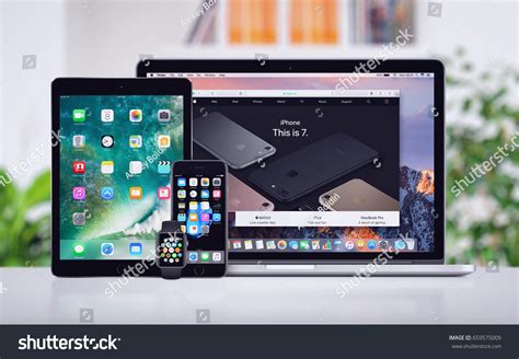 367 Apple Macbook Pro Ipad Iphone Apple Watch Images Stock Photos Vectors Shutterstock