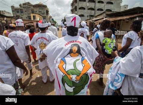 Le Culte Vaudou à Cotonou Bénin Procession Photo Stock Alamy