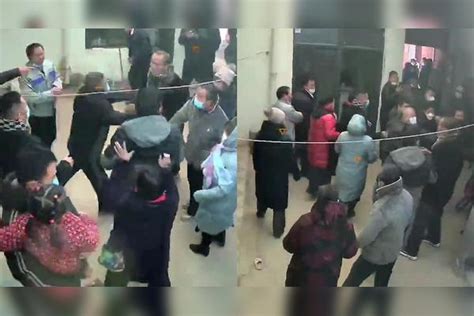 男子离婚独带娃，前岳父不满带40多人上门抢外孙，现场混乱起争执天选打工人戏精的日常