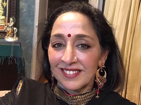 Himachal Pradesh Deputy Cm Mukesh Agnihotri Wife Simmi Agnihotri